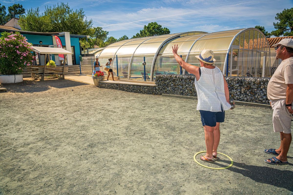 Camping Les Flots Bleus - Faute-sur-Mer - tarifs et avis - Camping and co