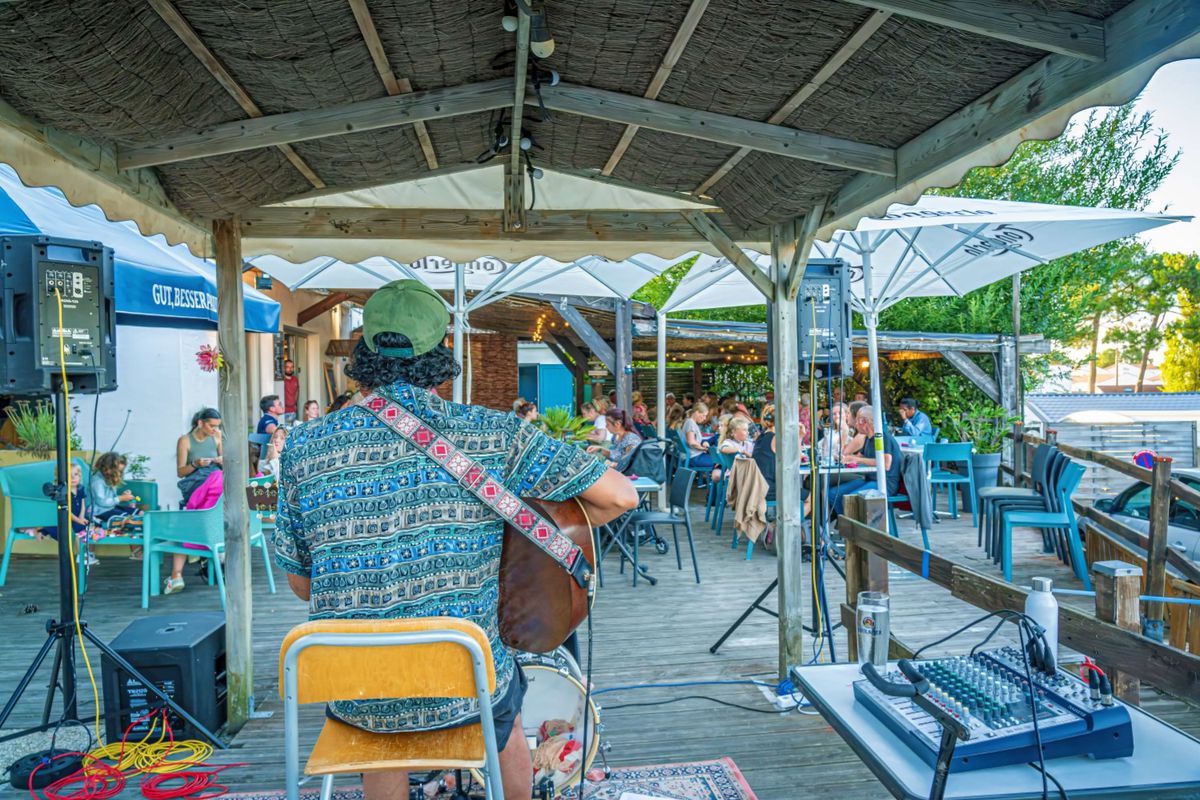 Camping Les Flots Bleus - Faute-sur-Mer - tarifs et avis - Camping and co