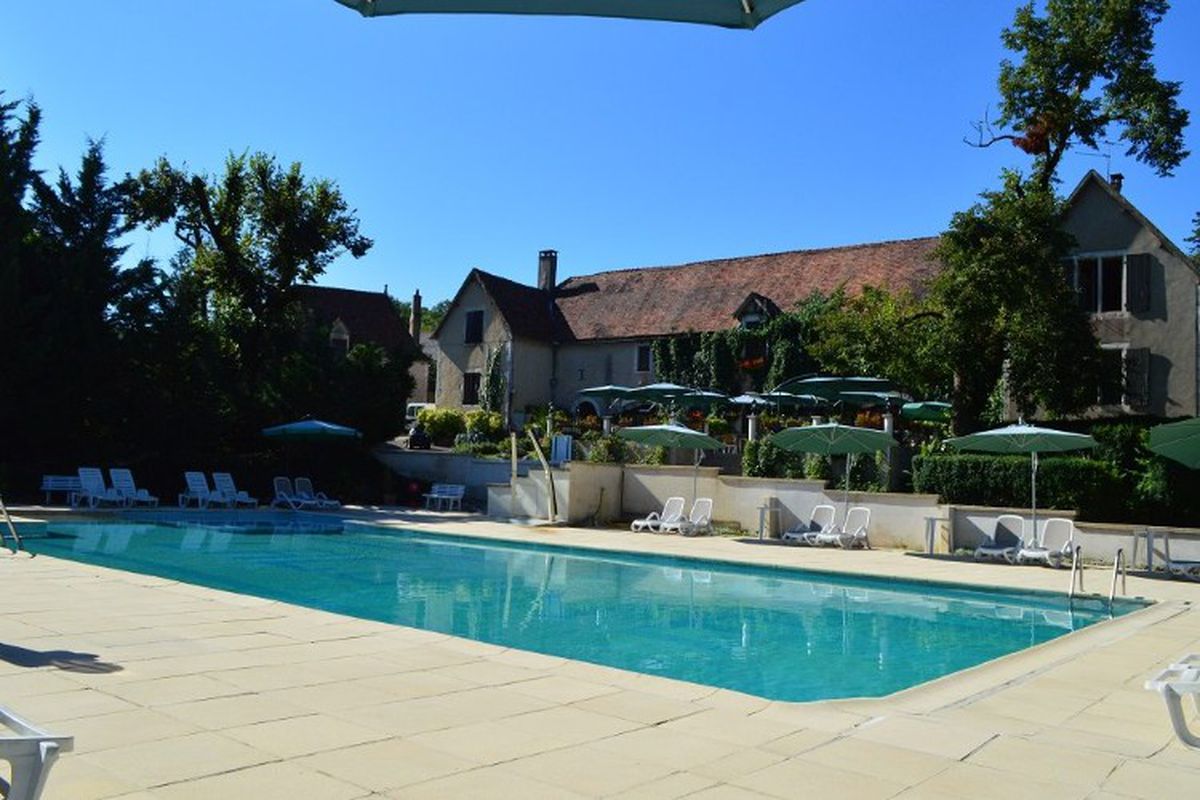 Camping Château De Lacomte Country Club - Carlucet - tarifs et avis ...