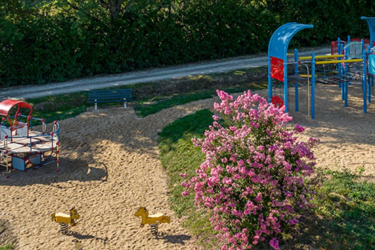 Camping La Forêt Enchantée - Cornille - tarifs et avis - Camping and co