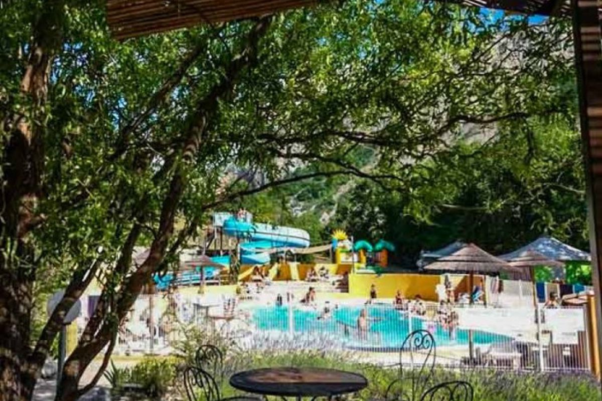 Camping Le Clot du Jay en Provence - Clamensane - tarifs et avis ...