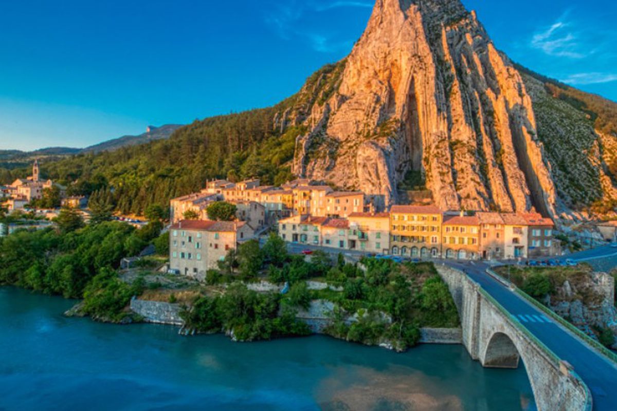 Camping Le Clot du Jay en Provence - Clamensane - tarifs et avis ...