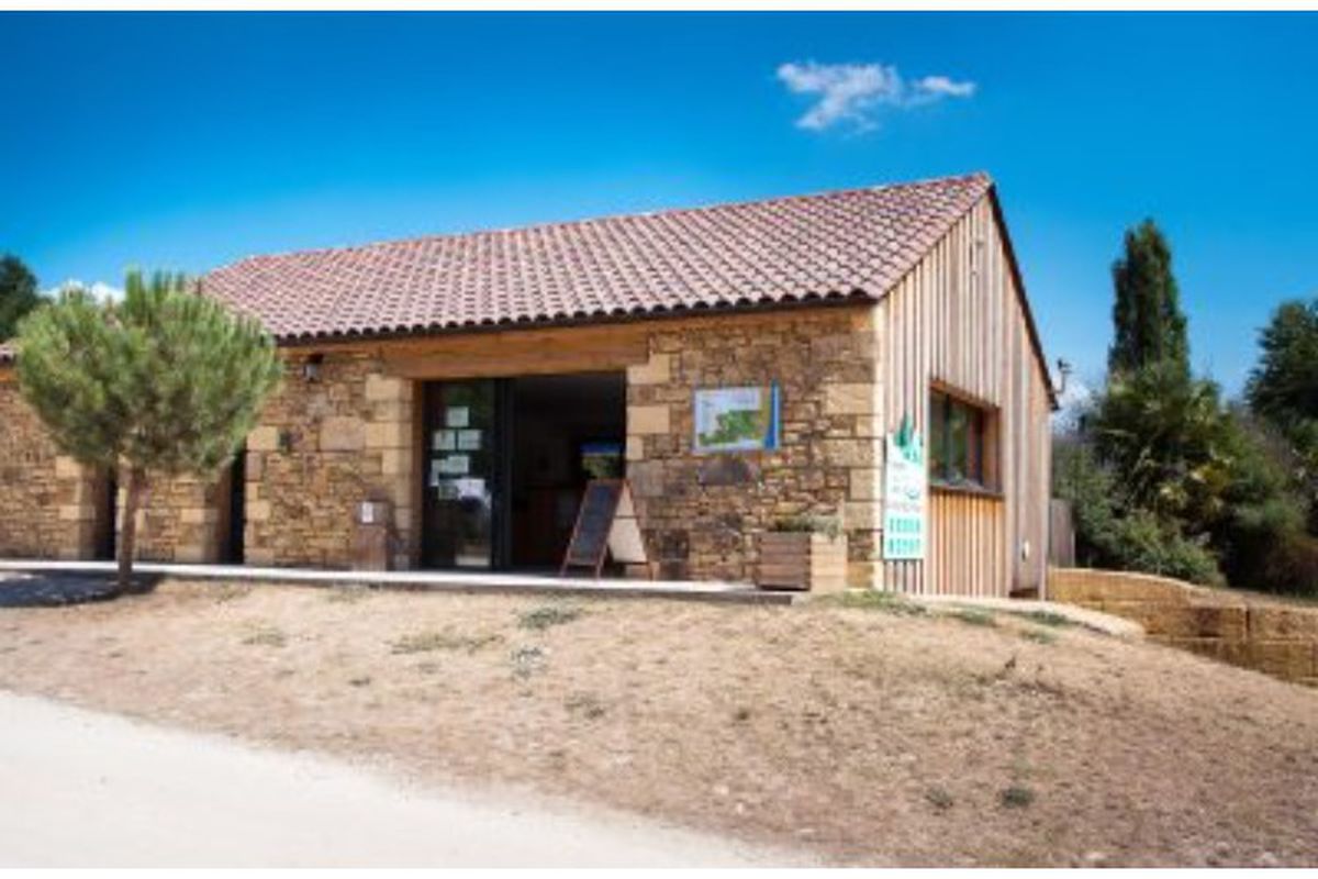 Camping Le Rocher De La Cave - Carsac-Aillac - tarifs et avis - Camping ...