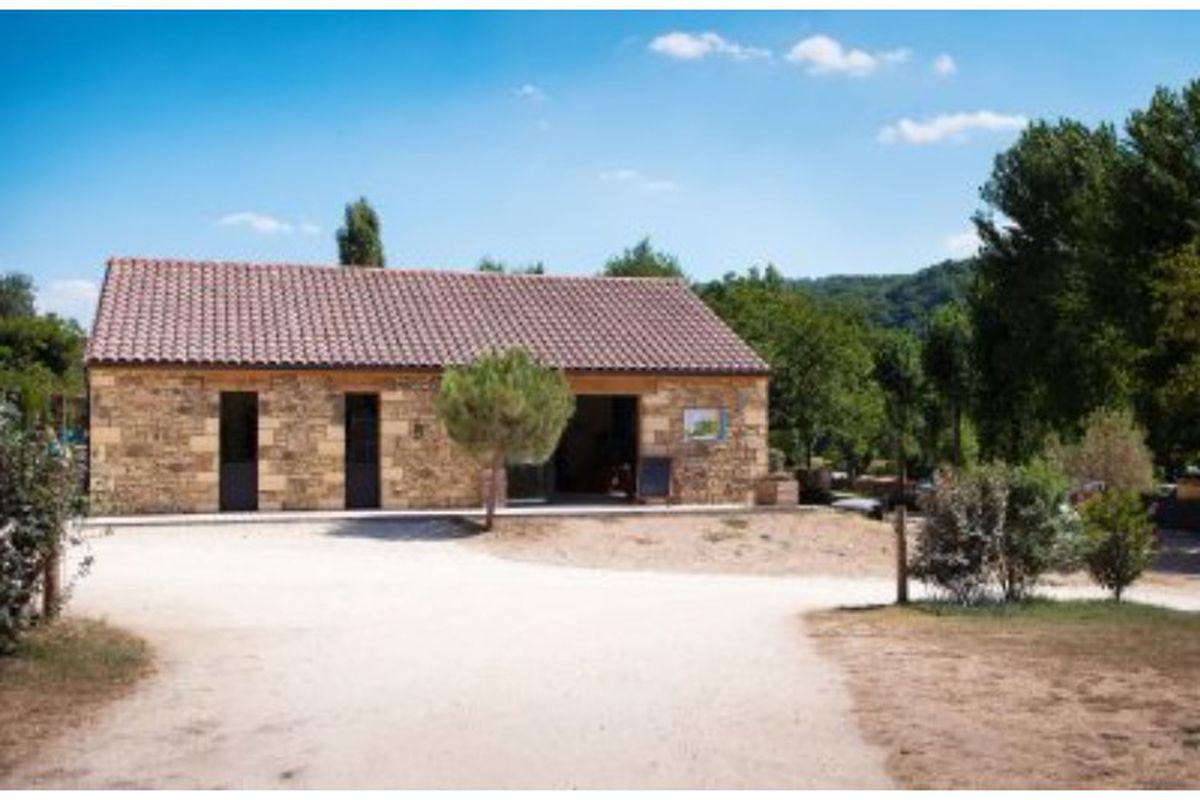 Camping Le Rocher De La Cave - Carsac-Aillac - tarifs et avis - Camping ...