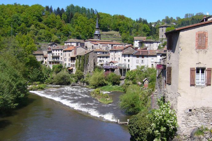 Camping Les Chelles - Olliergues - tarifs et avis - Camping and co