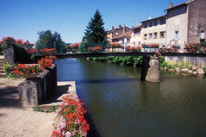 Camping La Plaine Tonique - Montrevel-en-Bresse - tarifs et avis ...